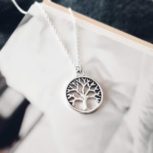 Silver Tree of Life Family Tree Pendant Necklace Fashion Jewelry Christmas Birthday Gifts for Women Family Gifts for Mom Grandma Teen Best Friend Teacher (20" Stainless Steel Chain)