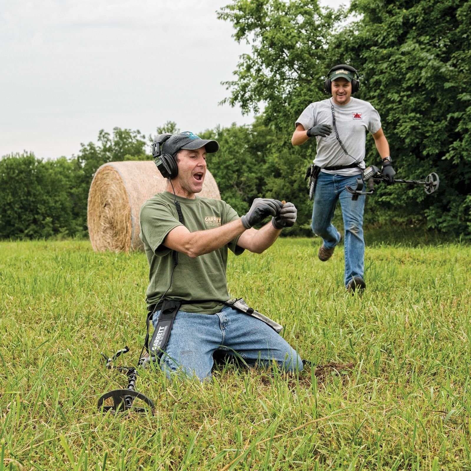 Garrett A.T. Pro Metal Detector with Pro-Pointer A.T. pinpointer - Waterproof & Made in The USA; Includes Carry Bag, Digging Tool, Treasure Pouch and Hat