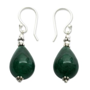 novica artisan handmade chalcedony dangle earrings sterling silver green india [1.7 in l x 0.5 in w x 0.4 in d] ' emerald dewdrop'