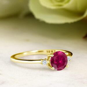 Gem Stone King 10K Yellow Gold Red Created Ruby and White Created Sapphire Solitaire Engagement Ring For Women (1.03 Cttw, Round 6MM, Gemstone July Birthstone, Size 7)