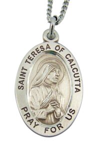 sterling silver oval saint mother teresa of calcutta pray for us medal pendant, 7/8 inch