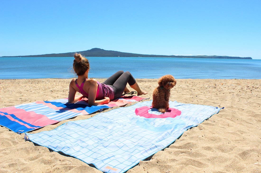 Super Maneuver Microfiber Beach Towel & Bag. Lightweight, Compact & Quick-Dry. For Travel, the Beach, Pool, Gym, Yoga & Camping. Extra Large (71x35.5), Tropical Leaves