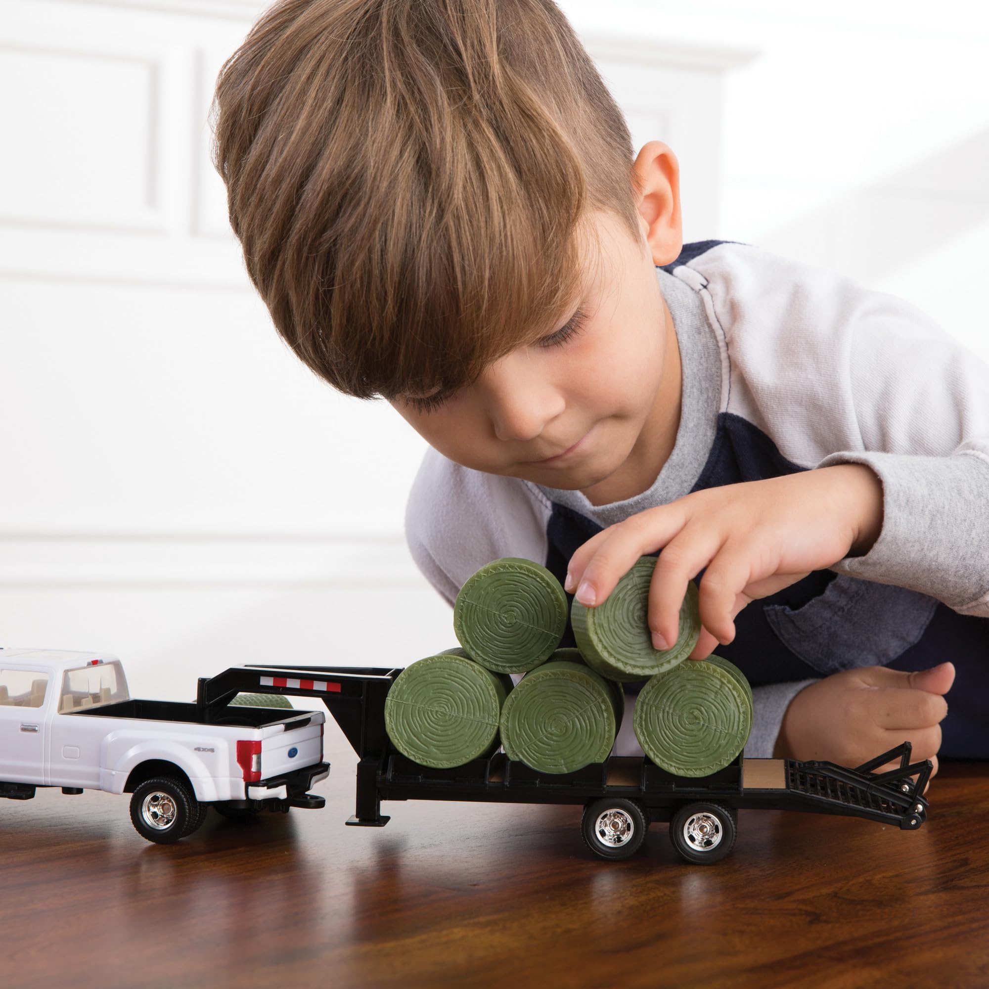 TOMY John Deere Ford Pickup with Gooseneck Trailer with Bales & Bale Holder, White, Green, Unisex Children