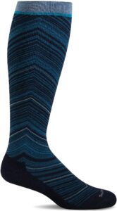 sockwell women's full flattery moderate graduated compression sock, navy - m/l