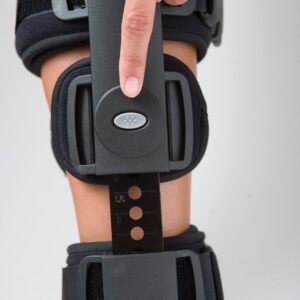 Rolyan Defender Post-Op Knee Brace, Premium Style, Regular Size, Hinged Knee Brace Limits Flexion and Extension, Knee Support for Recovering from Knee Injuries, MCL and ACL Tears, and Torn Meniscus