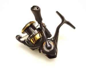 daiwa legalis lt 5.3:1 left/right hand spinning fishing reel - lglt2500d , black