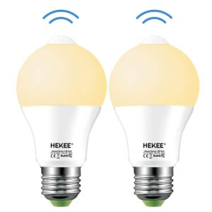 hekee motion sensor led light bulb 9w a19 pir built-in ir 60w equivalent bright 810 lumens e26 base warm white bulbs (2 packs)