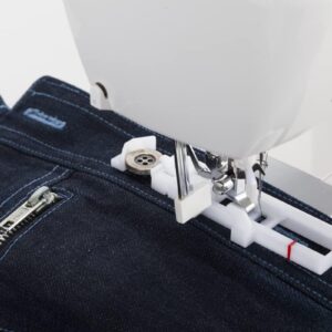 SINGER | 5560 Computerized Sewing Machine with Included Accessory Kit, Hard Cover & Extension Table, 203 Stitch Applications - Perfect for Beginners