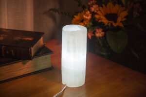 amoystone white selenite electric lamp natural gemstones crystals light 3-4 lbs with cord and led bulb cylindrical 7"