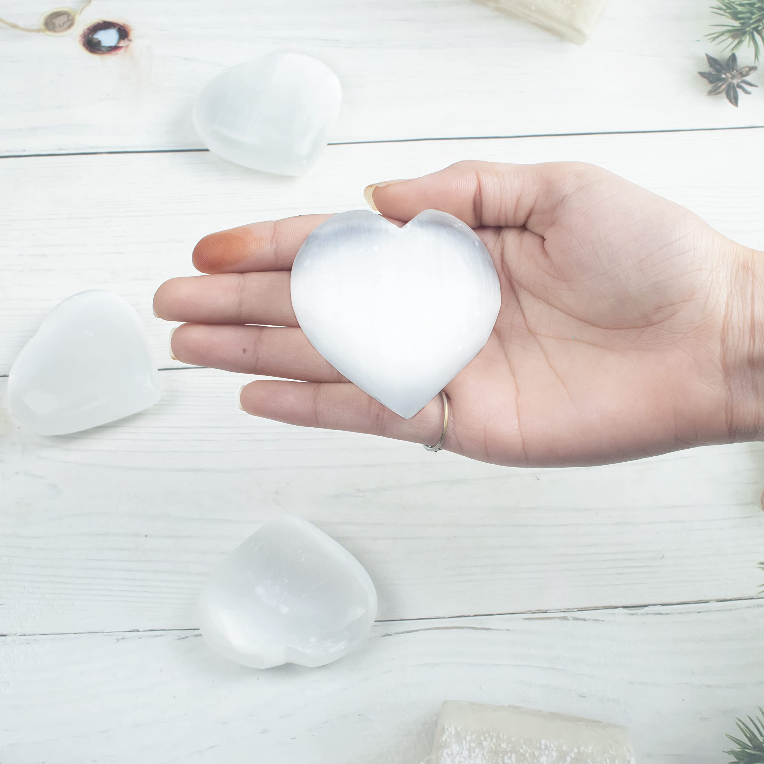 Crocon 50mm Selenite Heart stone Big Heart Shape Puff Stones Set 450+ Carats Pocket Crystal Healing Tumble Collection Palm Worry Stone Balancing Good Luck Charm Meditation Gift Craft Home Decor