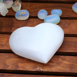 Crocon 50mm Selenite Heart stone Big Heart Shape Puff Stones Set 450+ Carats Pocket Crystal Healing Tumble Collection Palm Worry Stone Balancing Good Luck Charm Meditation Gift Craft Home Decor