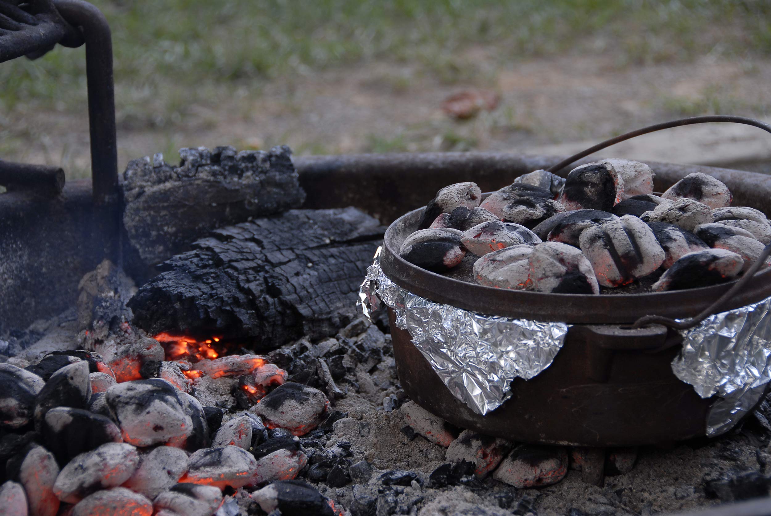 Pre-Seasoned Cast Iron Camp Dutch Oven, 4.1 qt, including Lid Lifter, Lid Stand and Silicone Handle Holders