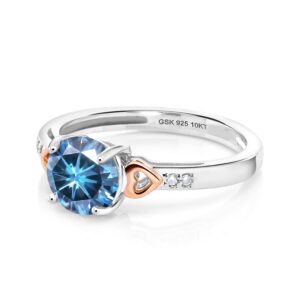 Gem Stone King 925 Silver and 10K Rose Gold Persian Blue Moissanite and White Diamond Solitaire Engagement Ring For Women (1.03 Cttw, Round 6.5MM, Gemstone Birthstone, Size 6)