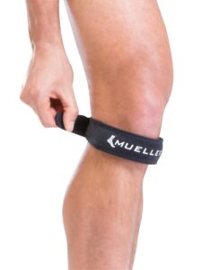 mueller sports medicine jumper's knee single strap, knee pain relief support for men and women, ideal for osgood-schlatter's, runner's knee, patellar tendinitis, black, one size