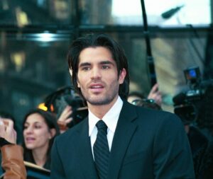 posterazzi poster print collection eduardo verastegui at premiere of chasing papi ny 4142003 by janet mayer celebrity (10 x 8)