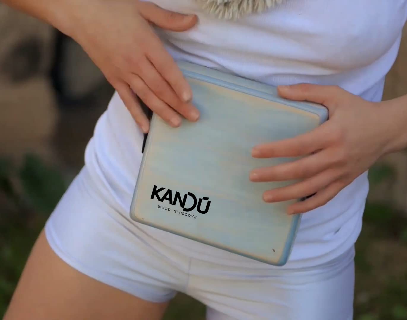 The Kandu Mashbox - is the first-ever wearable drum shaker,small Cajon designed to meet the needs of every percussionist-natural (Light Blue)