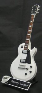 tommy thayer miniature guitar kiss w/guitar pick