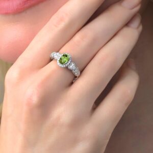 Gem Stone King 925 Sterling Silver Green Peridot Engagement Ring For Women (1.33 Cttw Oval 7X5MM, Gemstone Birthstone Available in size 5, 6, 7, 8, 9)