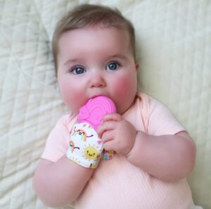 nuby happy hands silicone teething mitten: 3m+, rainbow, pink (80725)