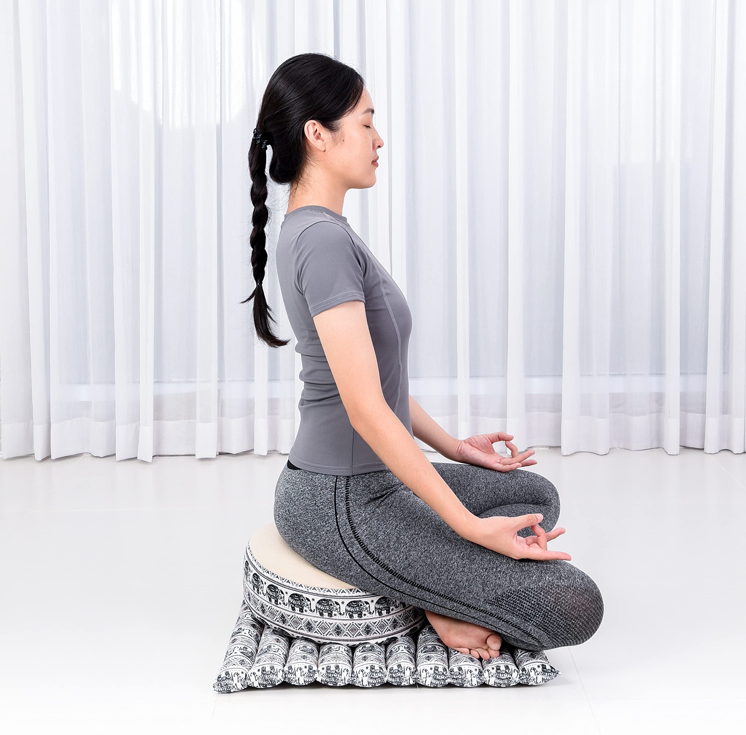 Leewadee Meditation Cushion Set – 1 Small Zafu Yoga Pillow and 1 Small Roll-Up Zabuton Mat Filled with Kapok, Black White