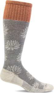 sockwell women's lotus lift firm graduated compression sock, barley - m/l