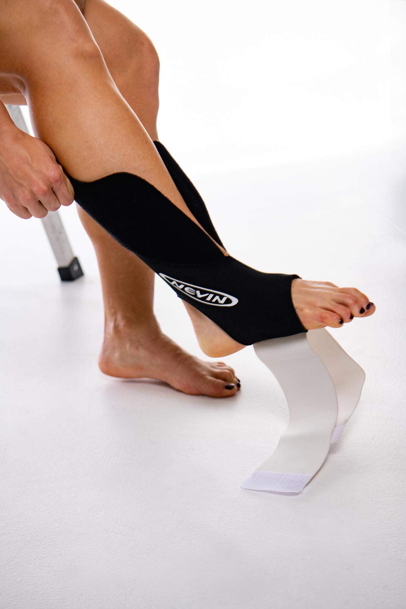 Nevin Neoprene Ankle Support (Black, Large)