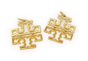 tory burch womens britten logo drop earrings (gold)