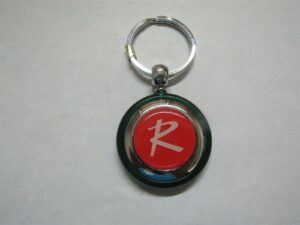 amc rambler r logo round plastic keychain - green