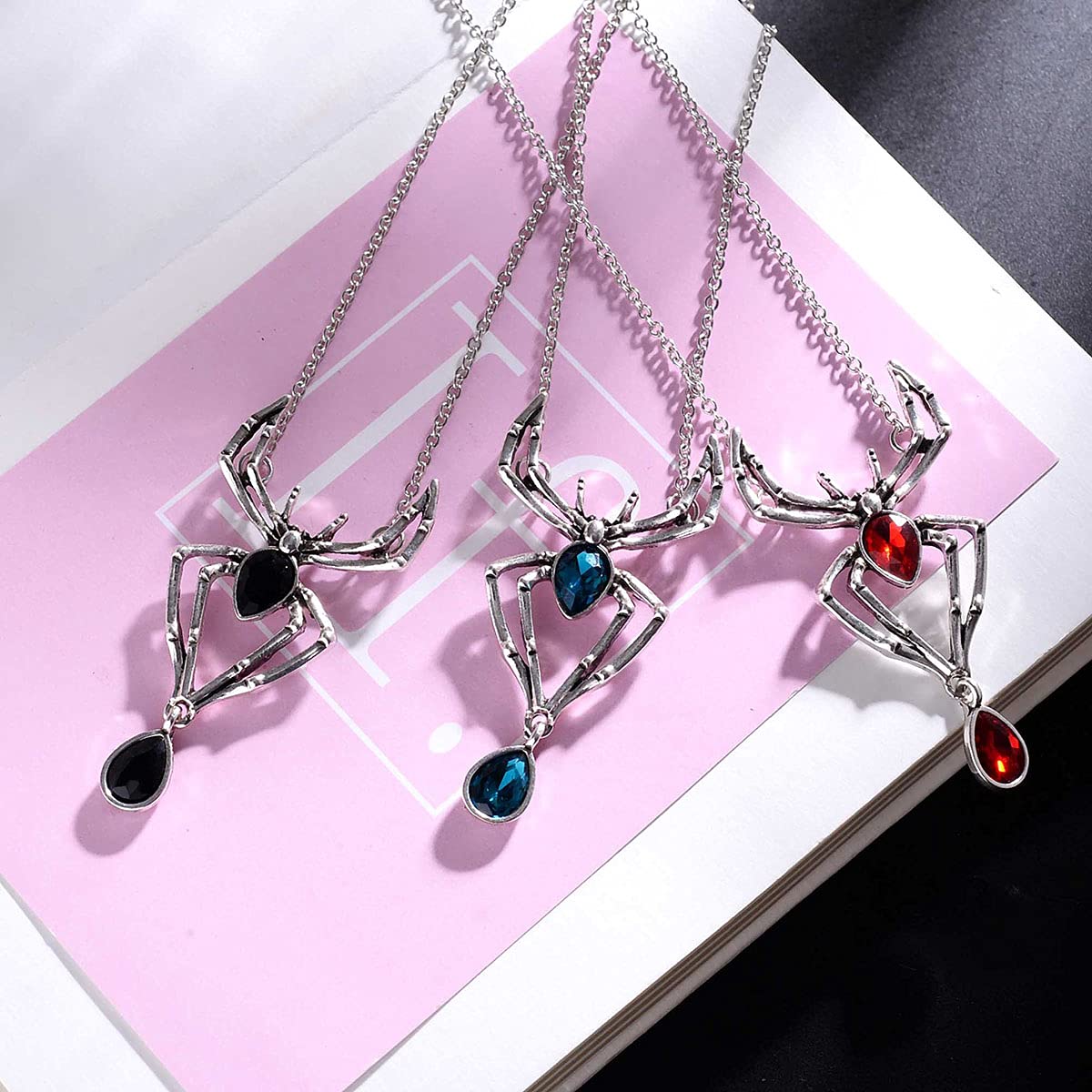 MIFYNN Vintage Gothic Spider Necklace Halloween Crystal Spider Pendant Necklace Punk Style Reptile Animal Jewelry for Woman (Black)