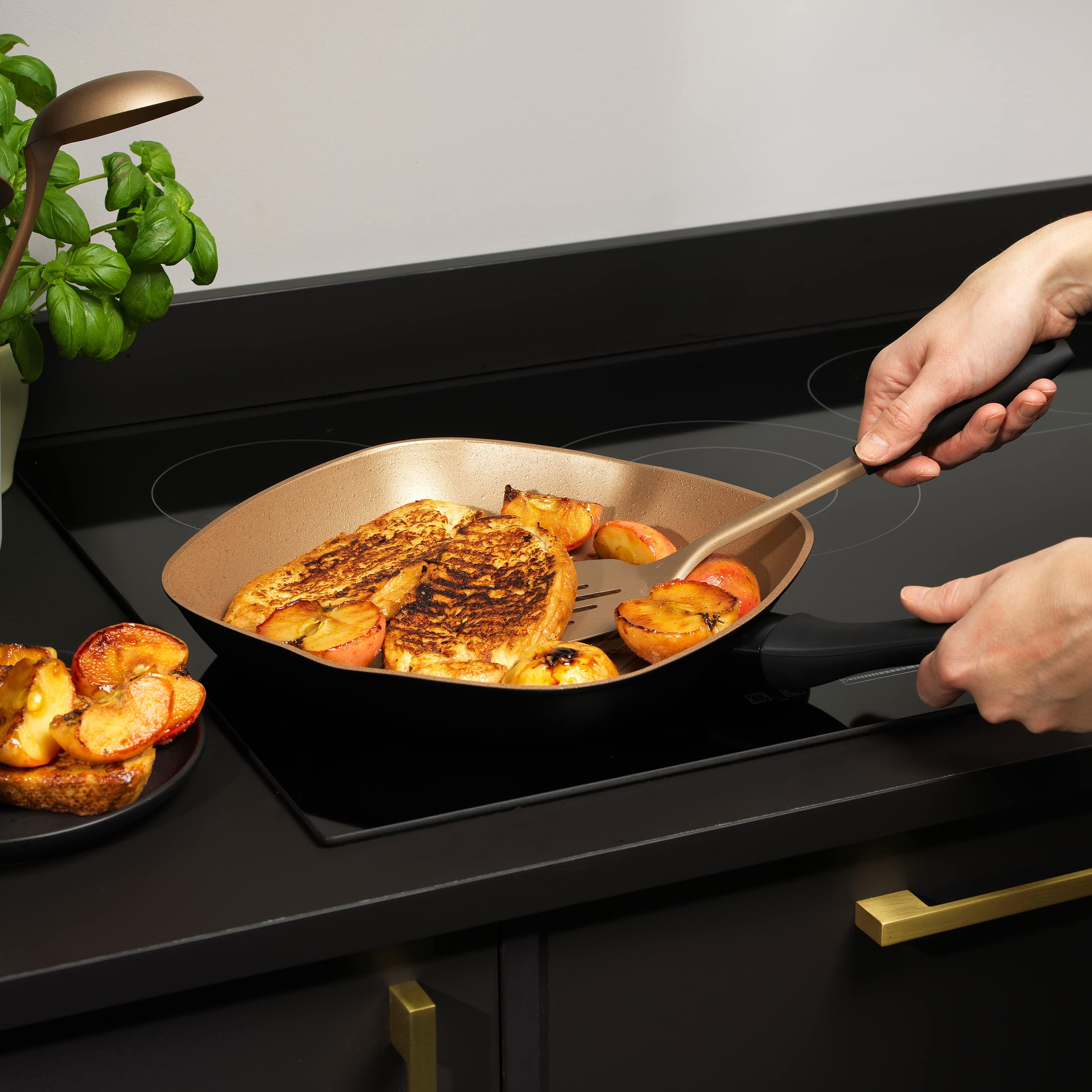 Russell Hobbs RH01674BEU7 Opulence Collection Non-Stick 28 cm Griddle Pan, Induction and Dishwasher Safe, PFOA Free, Black and Gold, Aluminium, Grill Pan, Sear, Fry, Metal Utensil Safe, Easy Clean