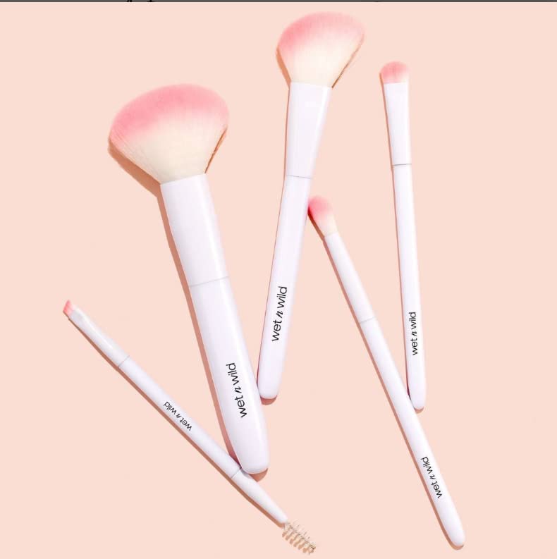 wet n wild Eye Crease Brush,Flawless Tapered Blending, Soft Synthetic Fibers, Ergonomic Handle for Comfortable Precision Control, Cruelty-Free & Vegan