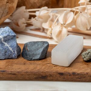 SAMSARI 2 Pcs Natural Raw Selenite Stones with Carry-On Crafted Fabric Bag for Wicca, Reiki & Crystal Healing