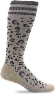 sockwell women's leopard moderate graduated compression sock, putty - m/l