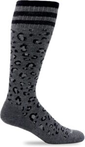 sockwell women's leopard moderate graduated compression sock, charcoal - s/m