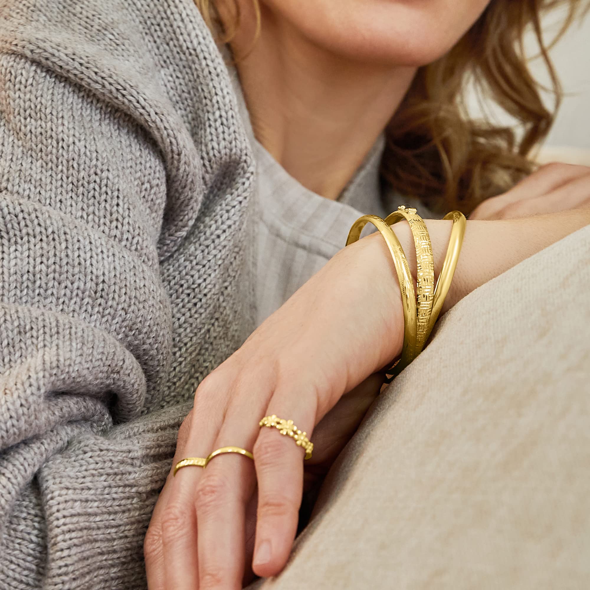 Canaria 10kt Yellow Gold Leaf-Pattern Bangle Bracelet. 7 inches