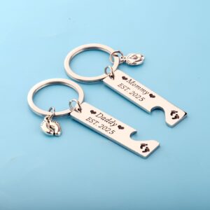 Pregnancy Announcement Gifts Daddy and Mommy Est 2025 Keychain Set New Parents Gift First Time Gifts Dad Mommy to Be Gift (Silver)