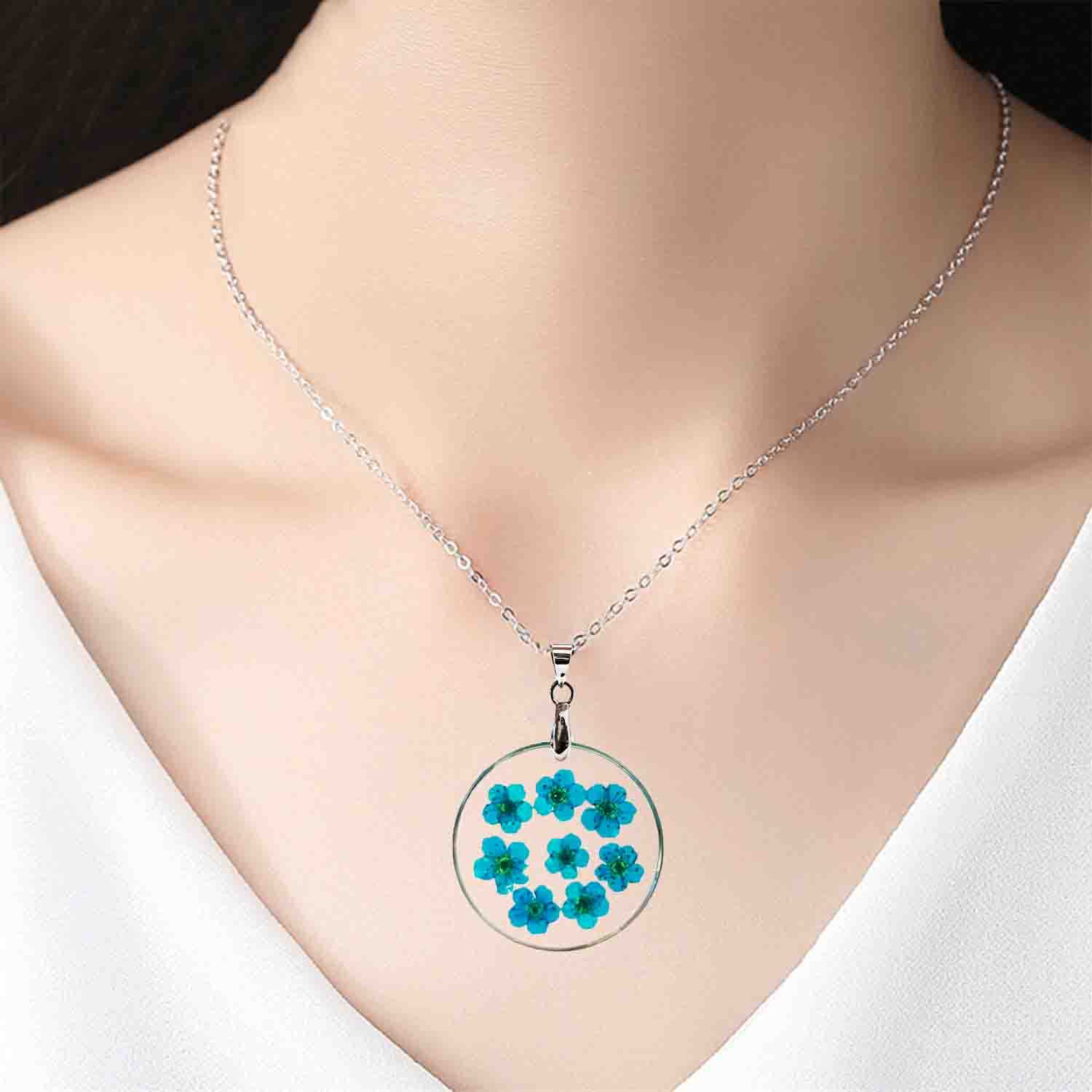 PTGMH Pressed Flower Necklace with Real Dried Flower Sample Resin Jewelry Flower Jewelry Round Resin Pendant Flower Necklace for Women (blue)