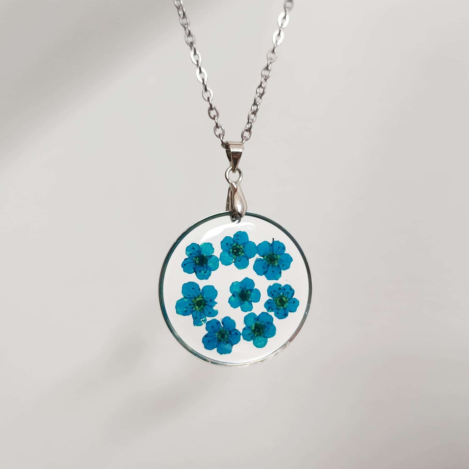 PTGMH Pressed Flower Necklace with Real Dried Flower Sample Resin Jewelry Flower Jewelry Round Resin Pendant Flower Necklace for Women (blue)