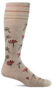 sockwell women's field flower moderate graduated compression sock, barley - m/l