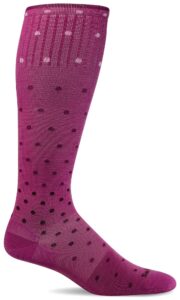 sockwell women's on the spot moderate graduated compression sock, raspberry - m/l