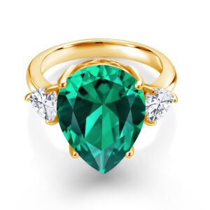 Gem Stone King 18K Yellow Gold Plated Silver Pear Shape Green Nano Emerald and White Moissanite 3-Stone Ring For women (9.19 Cttw, Available In Size 5, 6, 7, 8, 9)