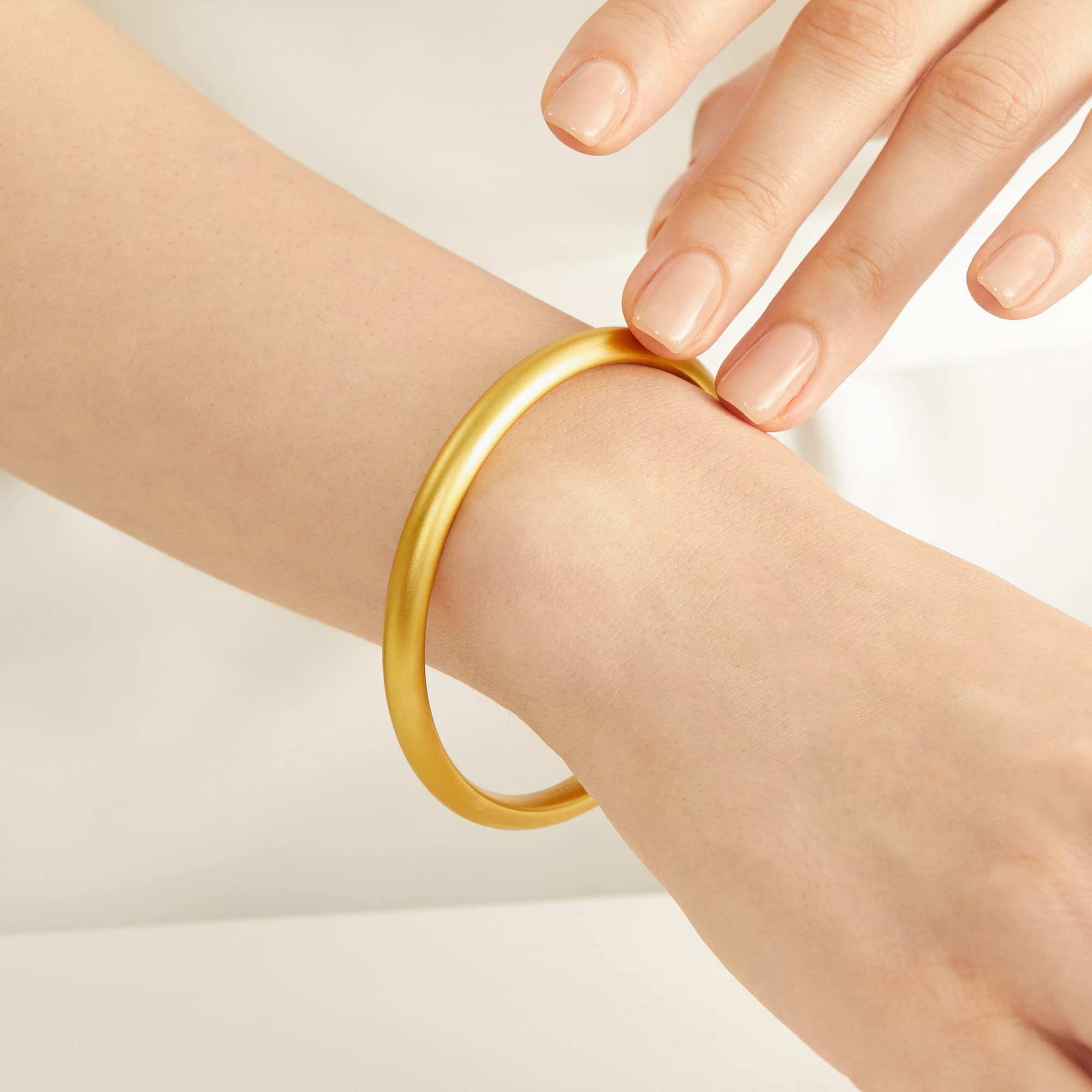 CHOW SANG SANG Cultural Blessings 999.9 24K Solid Gold Price-by-Weight Gold Matte-Finished, Loop Bangle for Women 92290K (Approx. 0.83tael (~31.06g), 8 (Wrist Size:15-16 CM))