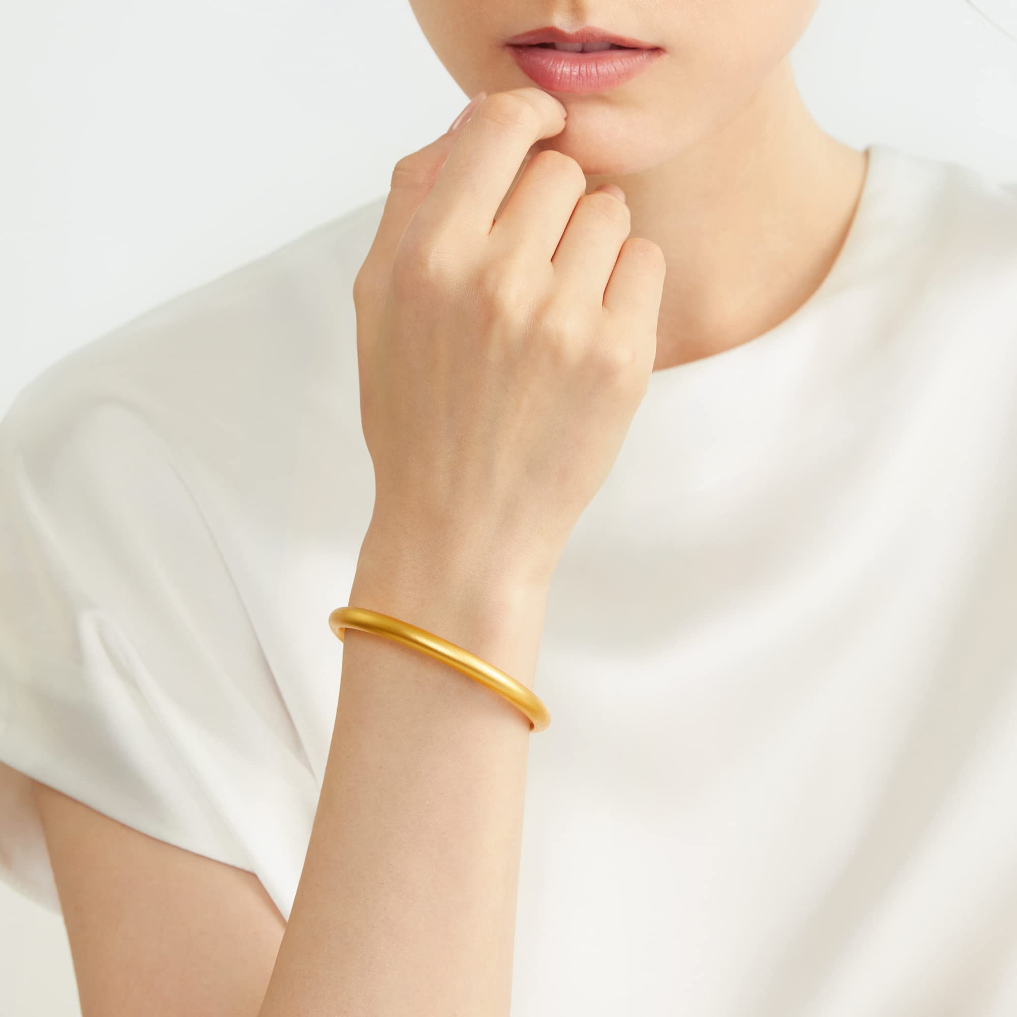 CHOW SANG SANG Cultural Blessings 999.9 24K Solid Gold Price-by-Weight Gold Matte-Finished, Loop Bangle for Women 92290K (Approx. 0.83tael (~31.06g), 8 (Wrist Size:15-16 CM))