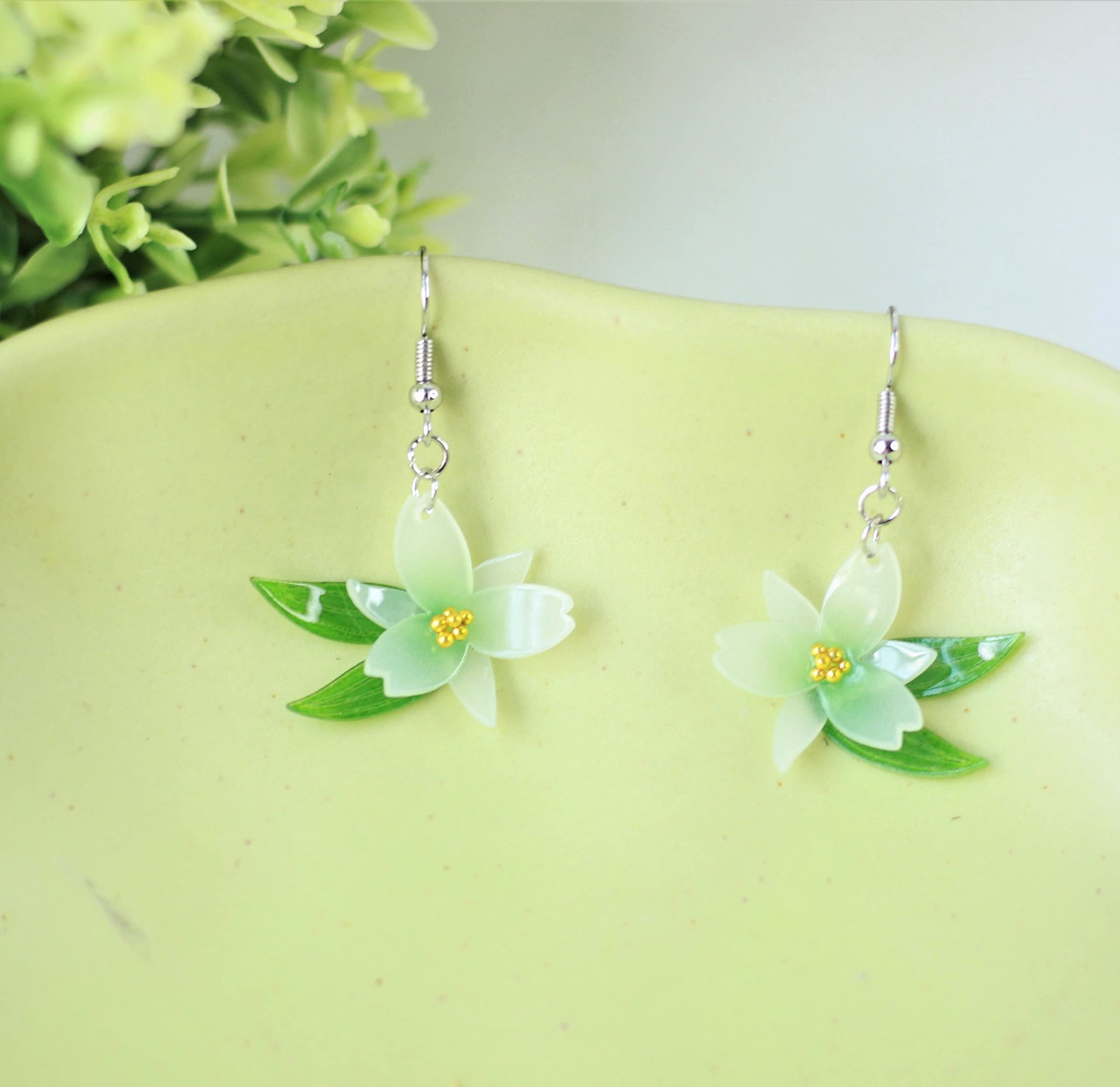 Genshin Impact Earrings Venti's Cecilia Flower Dangle Earrings Cosplay Accessories Collectable Gift For Genshin Gamer & Anime Fans, Simple White Flower Jewelry For Women Girls.