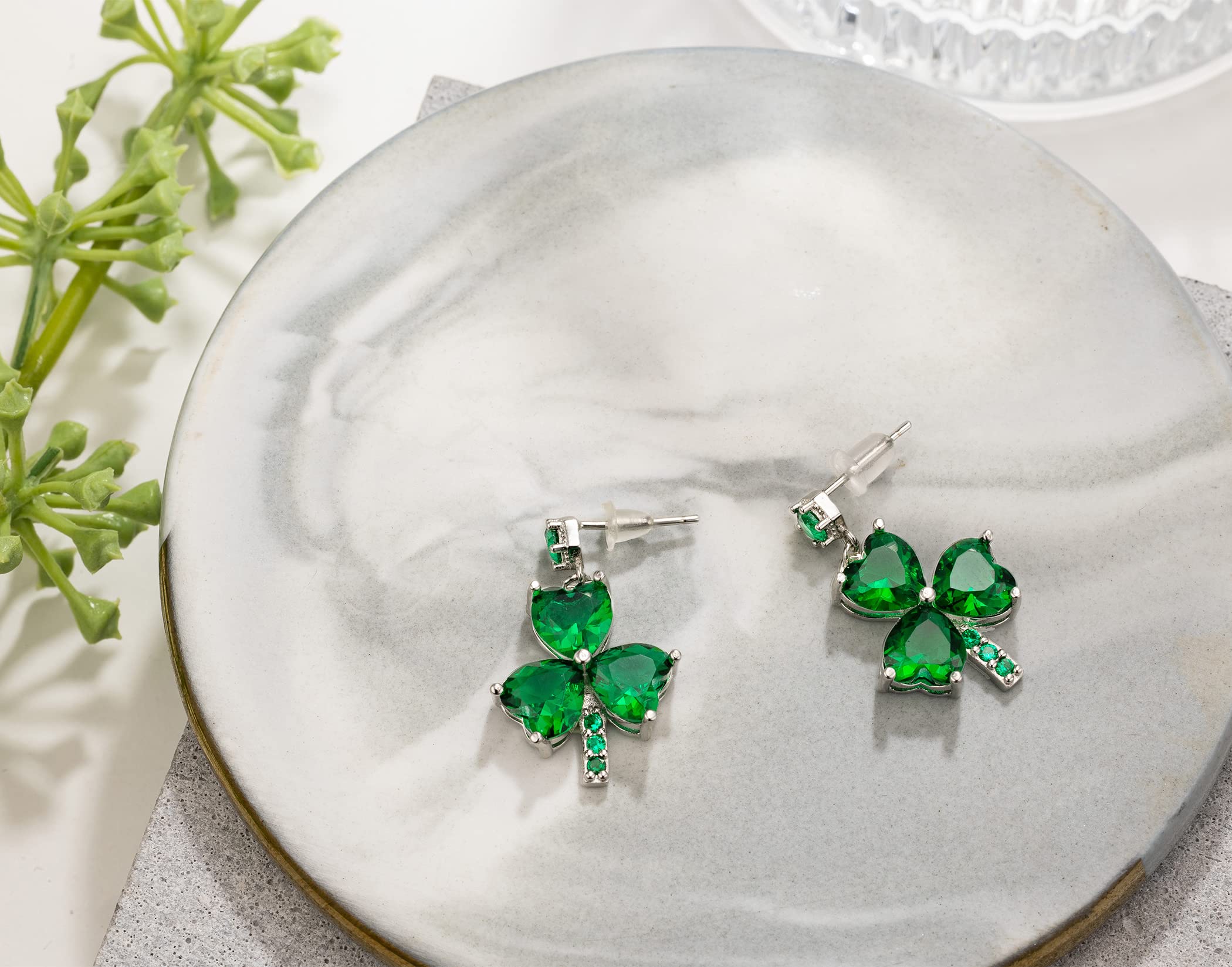 Famdecor Shamrock Earrings Studs St Patricks Day Earrings for Women Rhinestone Green Heart Leaf Earring for Women St Patricks Day Decor