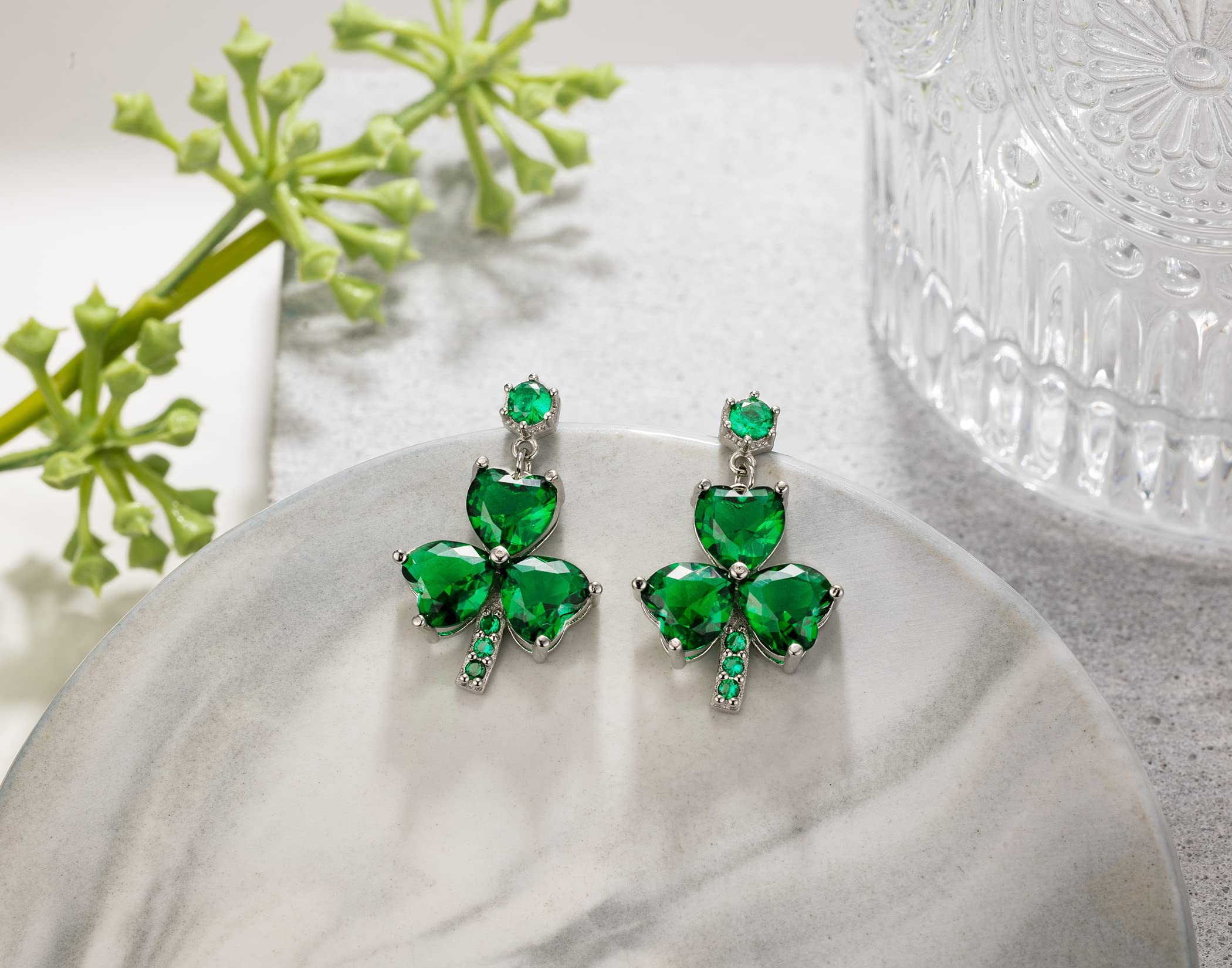 Famdecor Shamrock Earrings Studs St Patricks Day Earrings for Women Rhinestone Green Heart Leaf Earring for Women St Patricks Day Decor