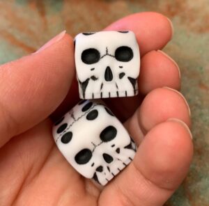 skull dice - pair of skull shaped dice 6 sided