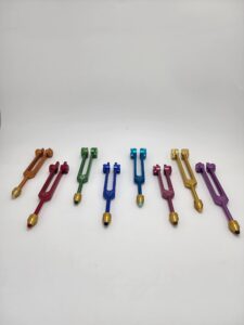 yantra color coded chakra weighted tuning fork set of 8 for healing with 8 gem amplitudes and individually marked chakra sign bags and 8 strikers/mallets includes soul purpose