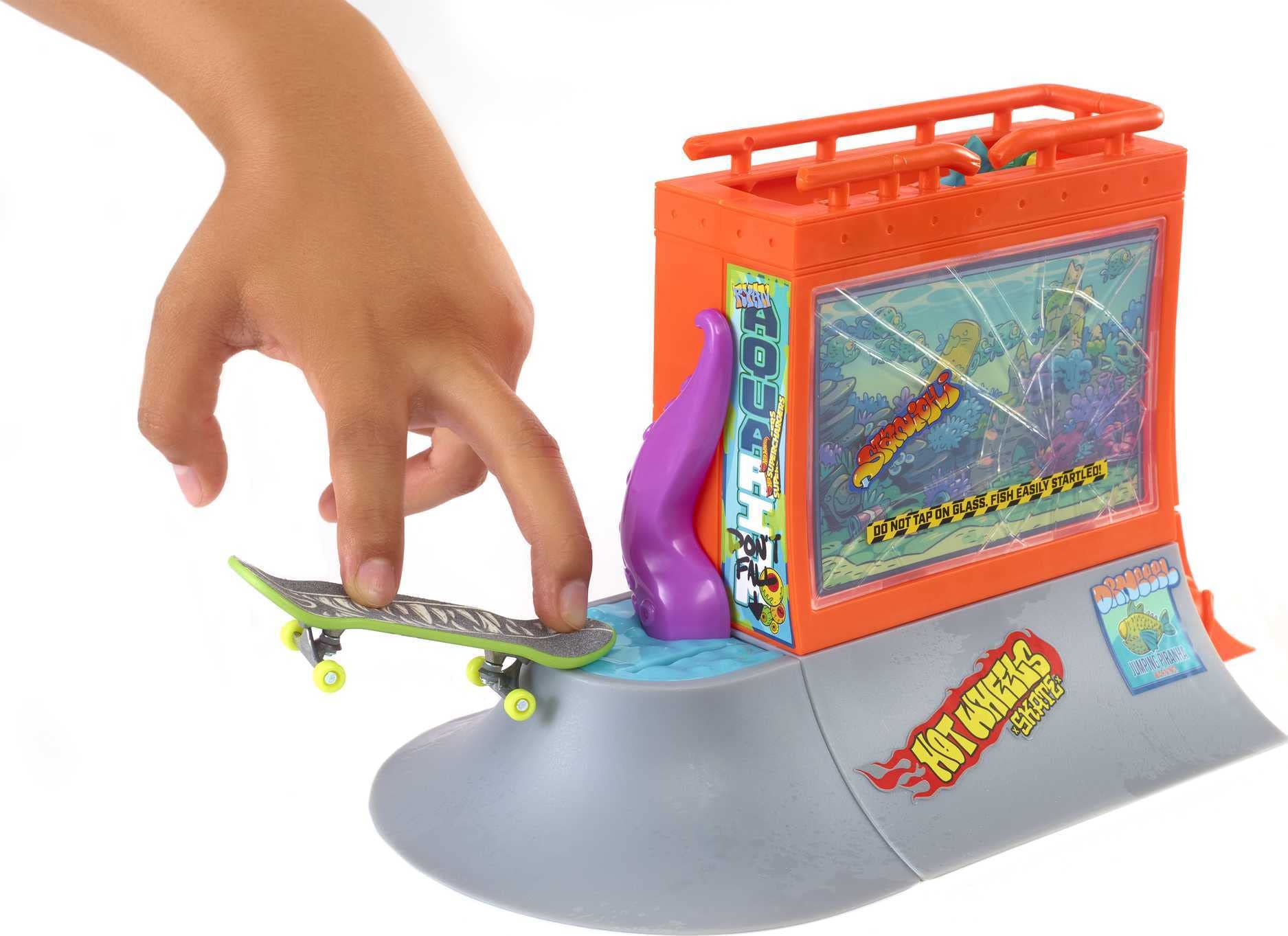 Hot Wheels Skate Aquarium Skatepark Playset Designed with Tony Hawk, Includes Tony Hawk Fingerboard & 1 Pair of Removable Skate Shoes