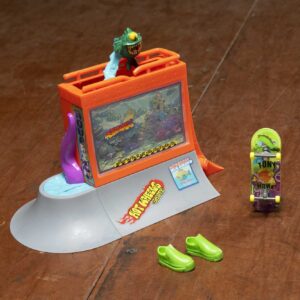 Hot Wheels Skate Aquarium Skatepark Playset Designed with Tony Hawk, Includes Tony Hawk Fingerboard & 1 Pair of Removable Skate Shoes